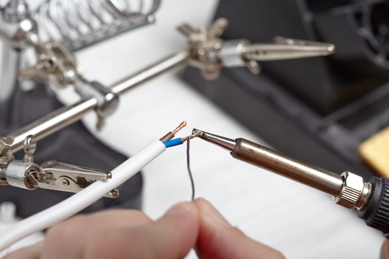 Soldered vs Crimped Cable Connectors: An In-Depth Comparison – Robert Technologies